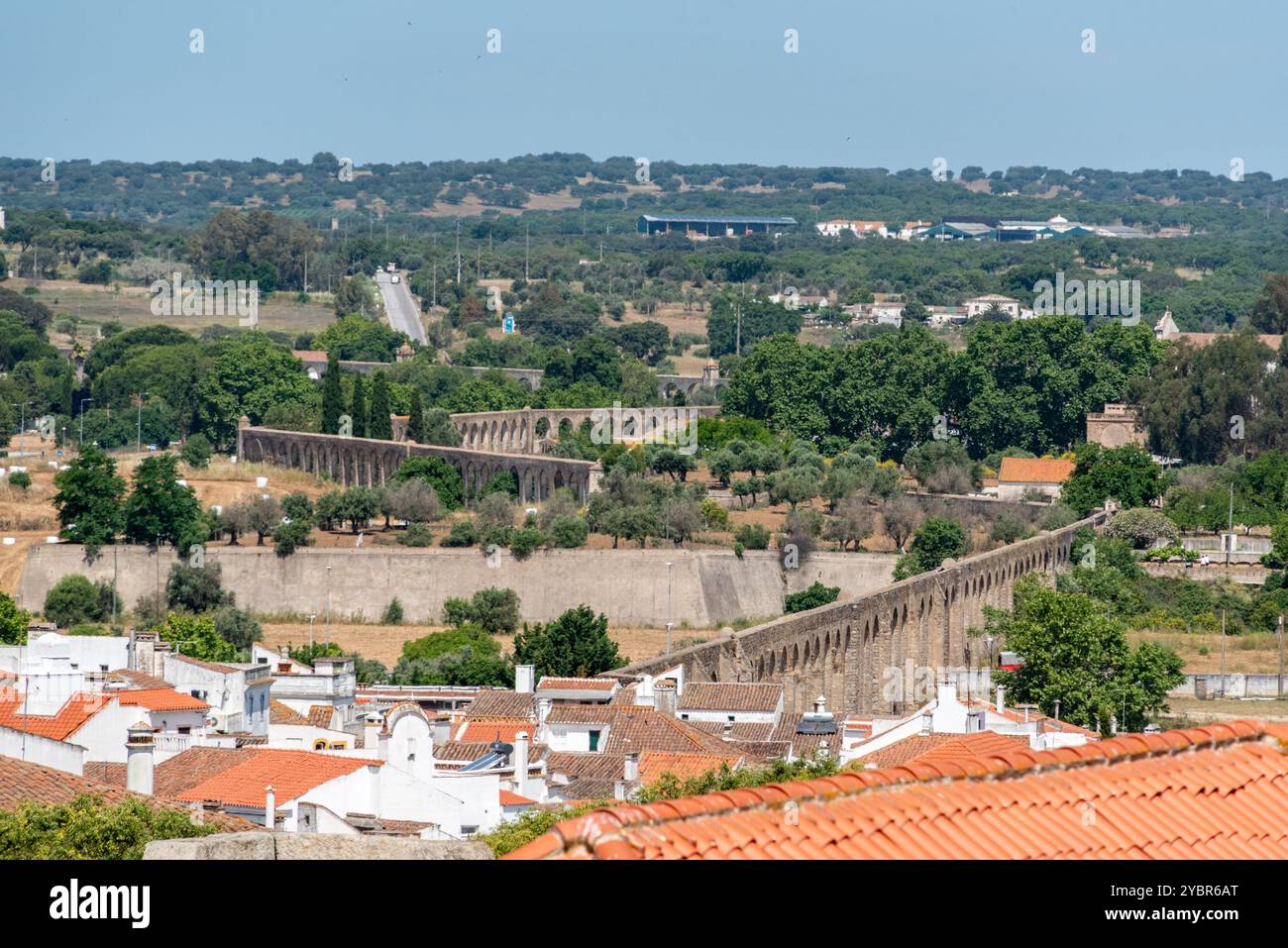 Ancient aqueduct at the gates of Evora, Portugal Stock Photo - Alamy