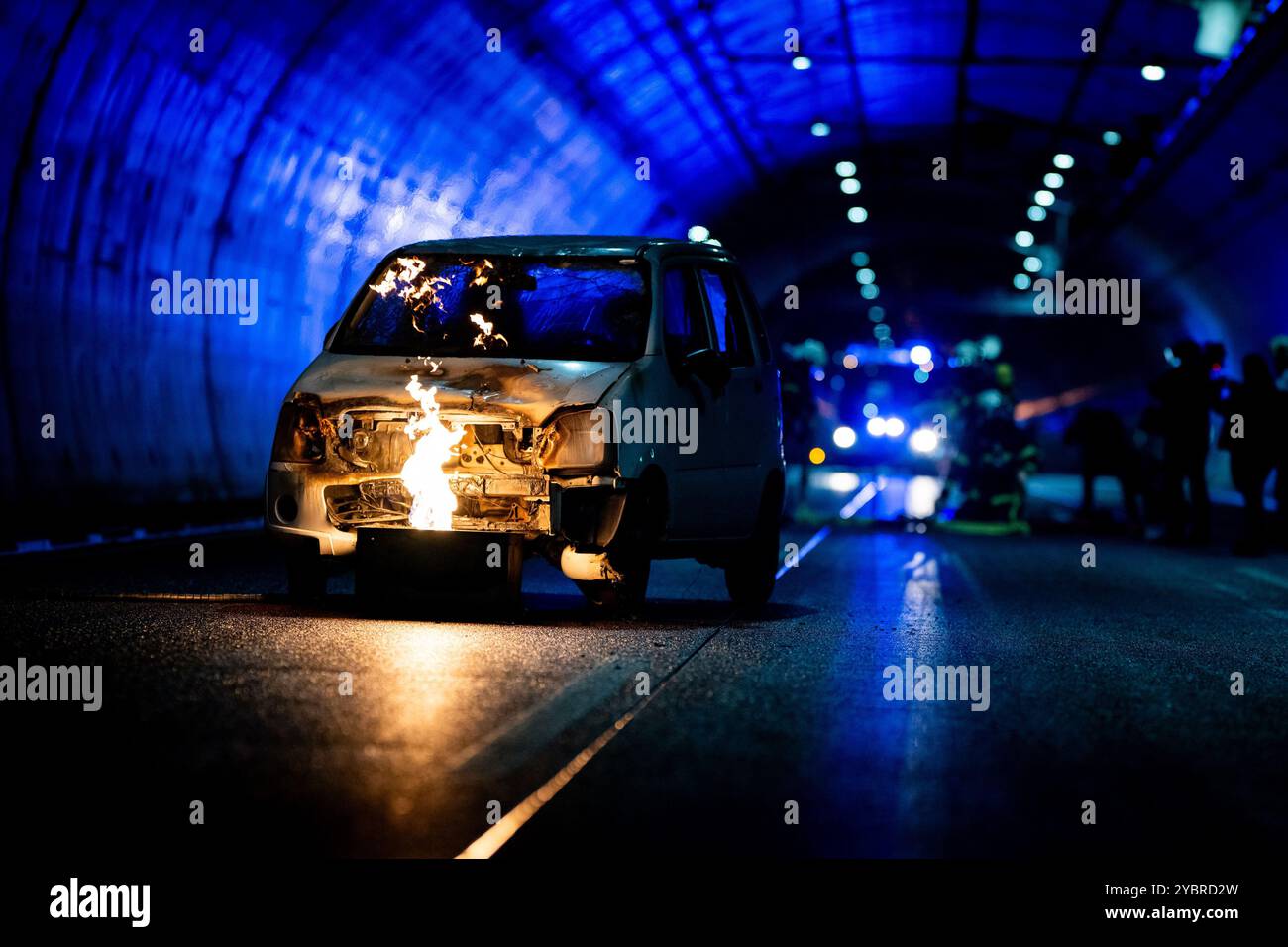 19 October 2024, Thuringia, Jena: A car is on fire in the tunnel in an ...