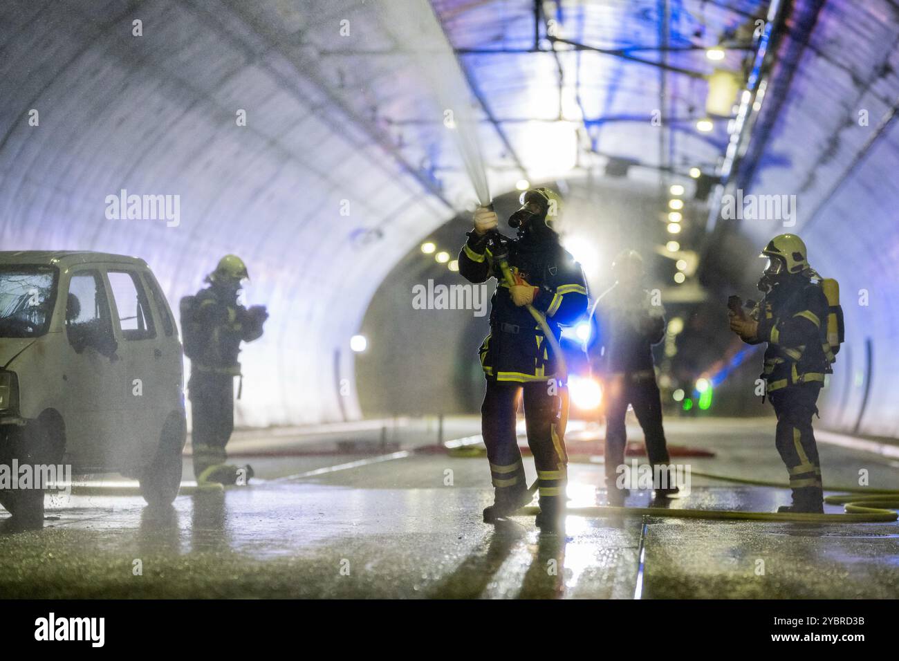 20 October 2024, Thuringia, Jena: In an emergency scenario, a car is on ...