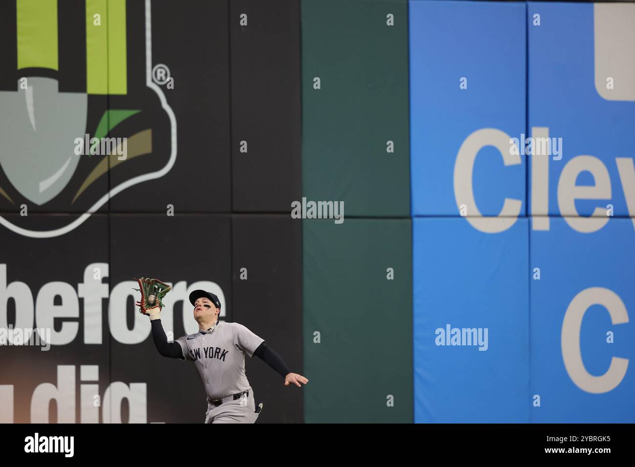 New York Yankees left fielder Alex Verdugo catches a long ball from ...