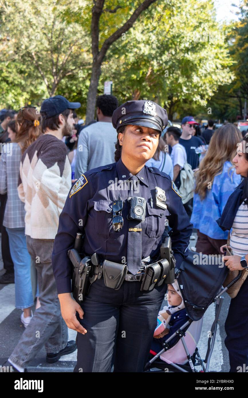Female police officer usa hi-res stock photography and images - Alamy