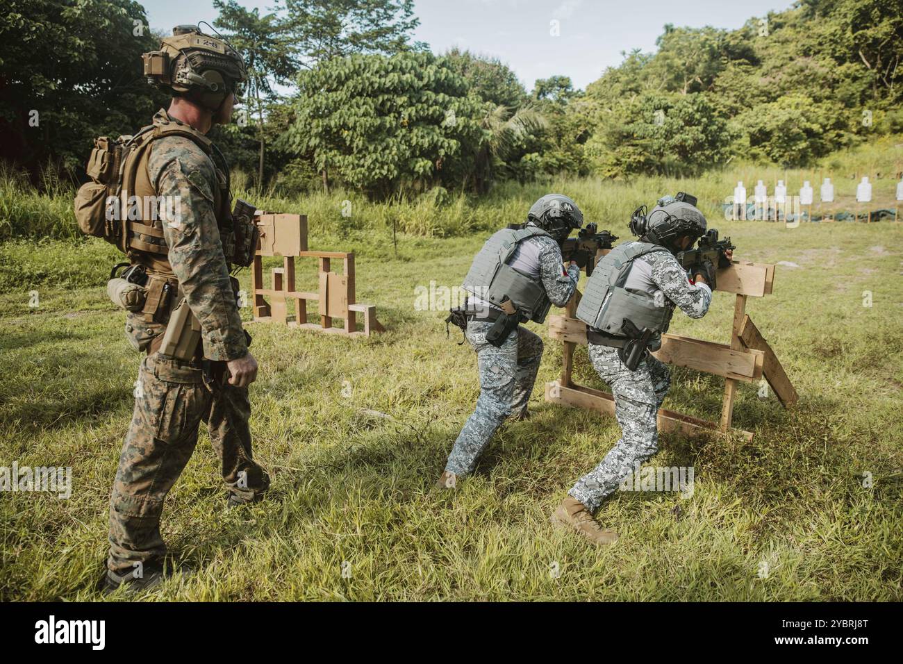 A U.S. Marine left, assigned to Reconnaissance Company, 15th Marine ...