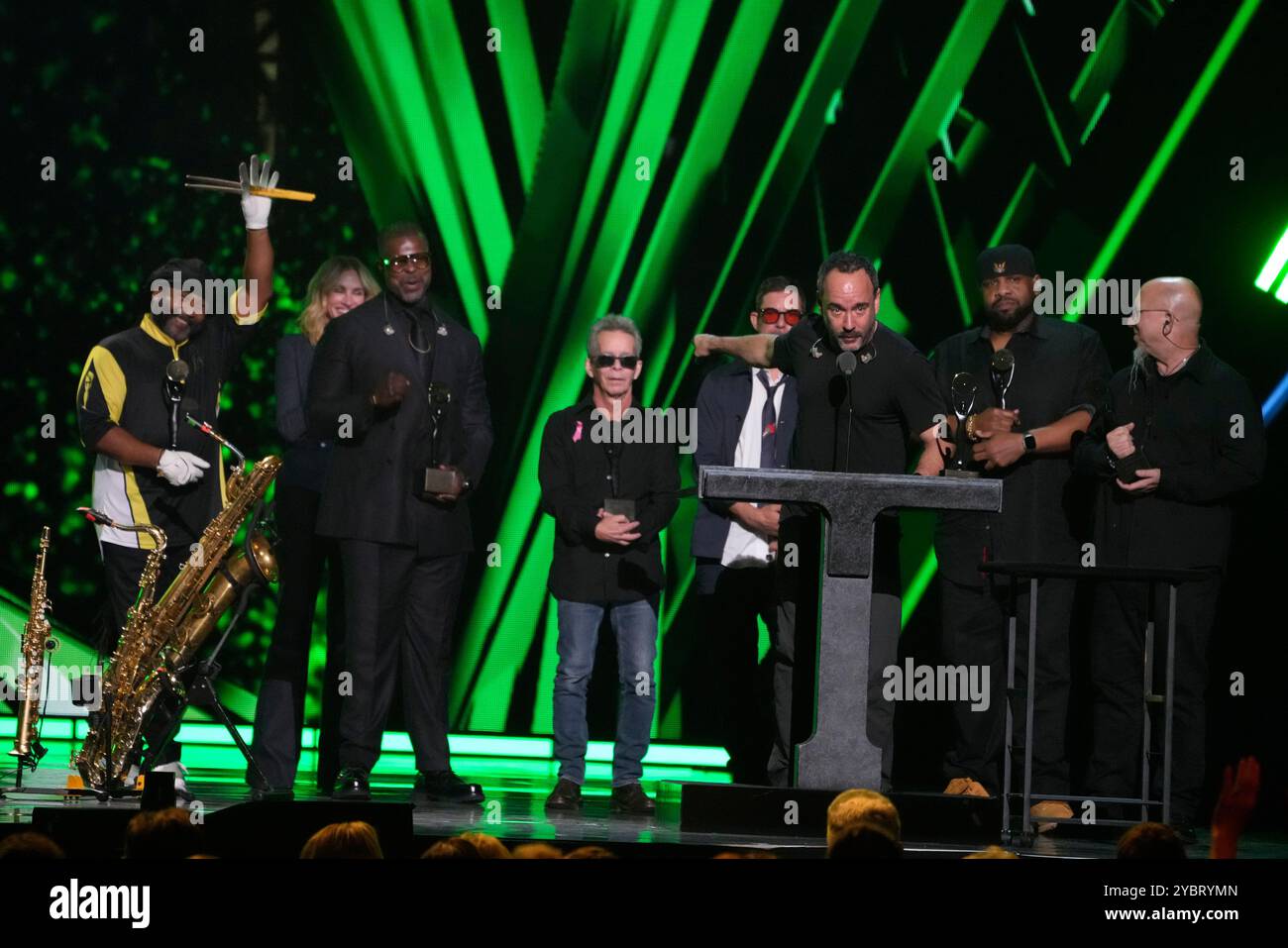 Julia Roberts, second from left, poses with Carter Beauford, from left ...