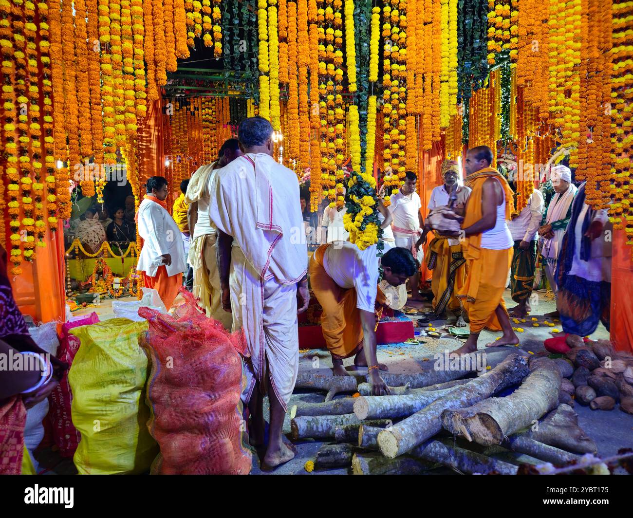 Indian yajna hi-res stock photography and images - Alamy