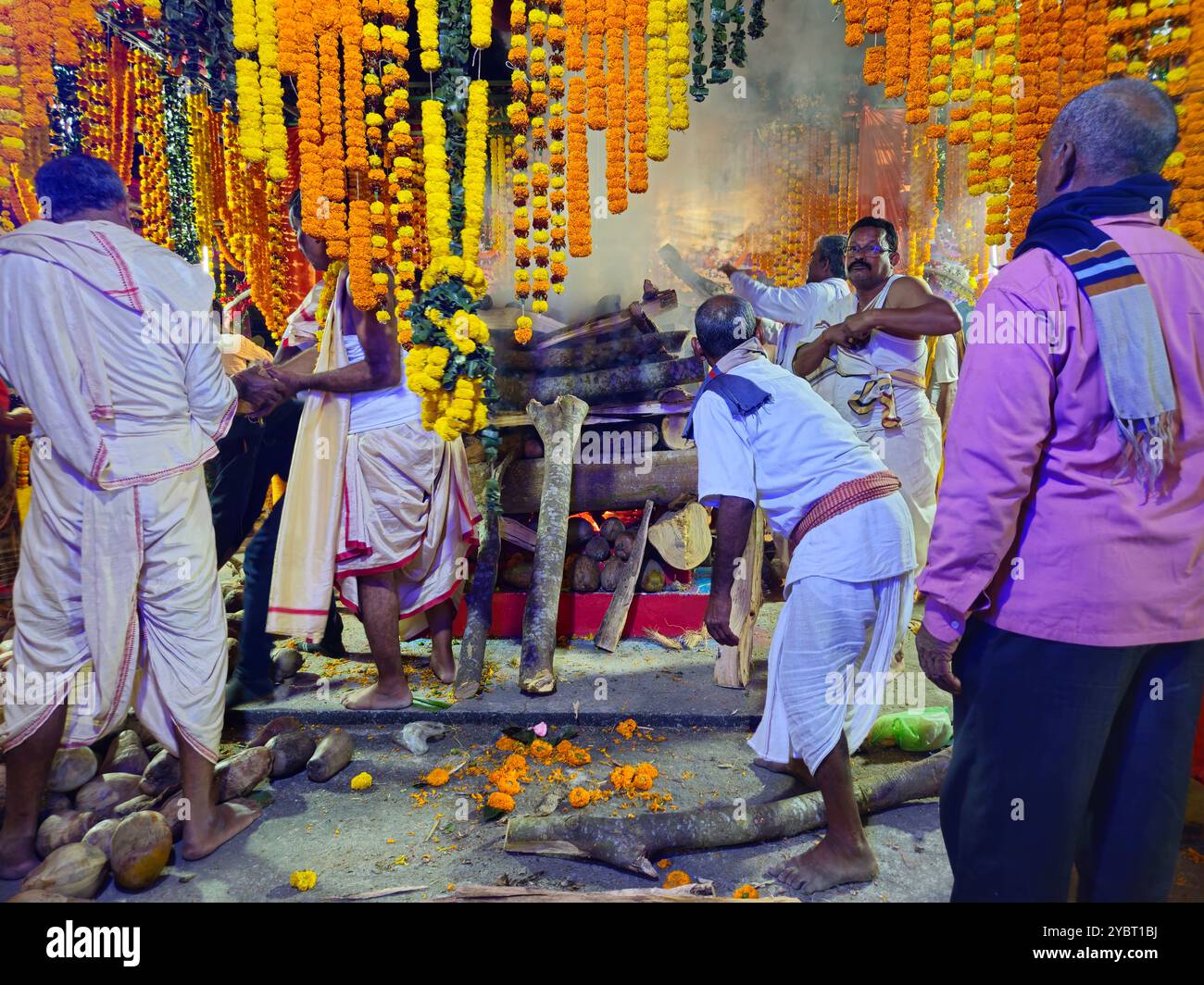 Indian yajna ritual vedic hi-res stock photography and images - Alamy