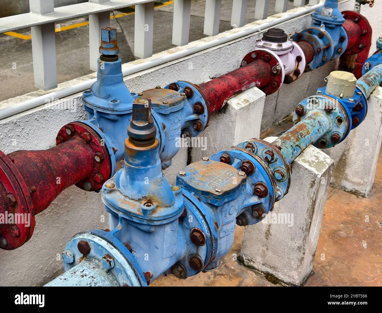 Interconnected tubes water hi-res stock photography and images - Alamy
