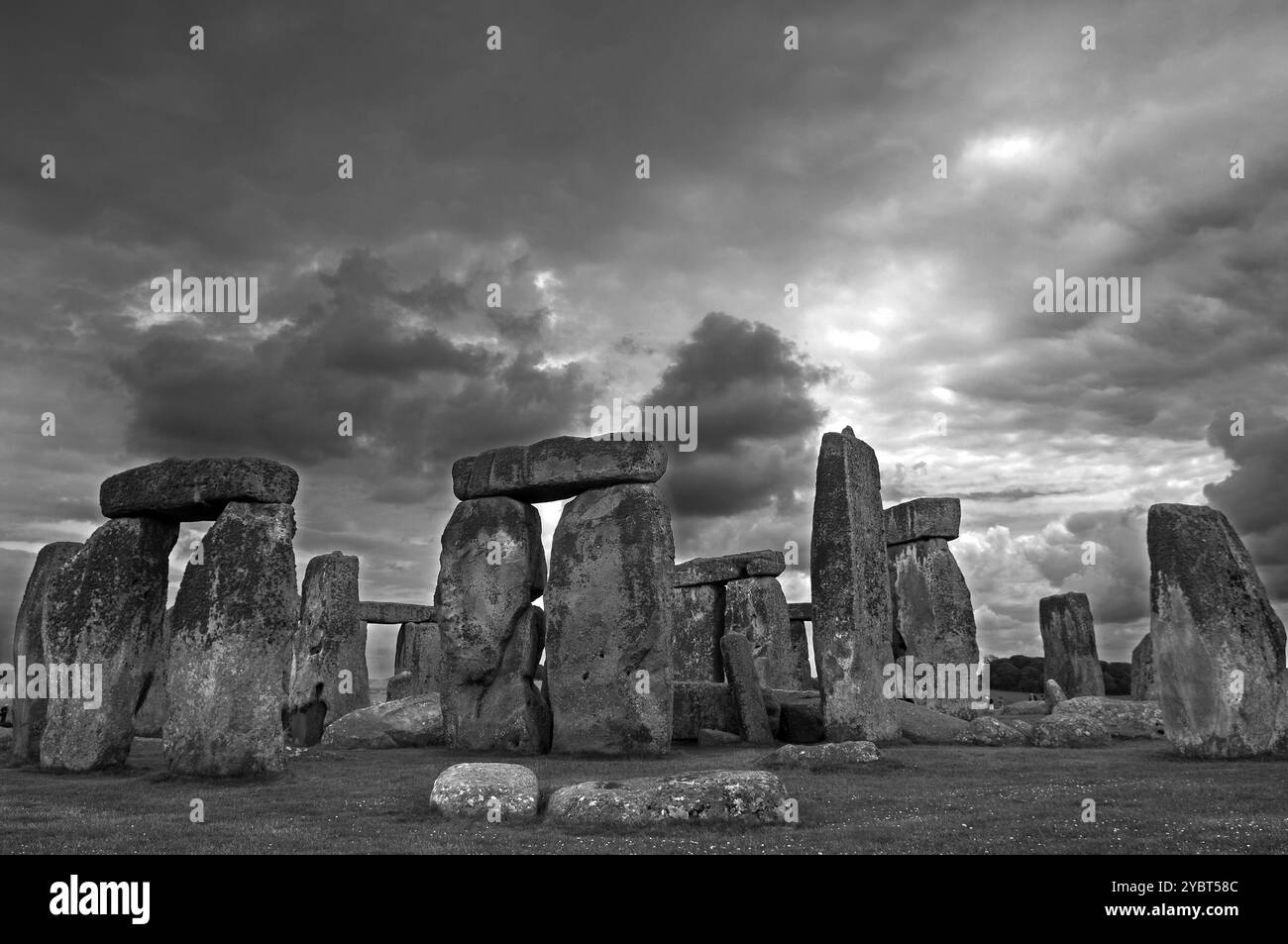 Stonehenge under an overcast sky, Wiltshire, England, Great Britain ...