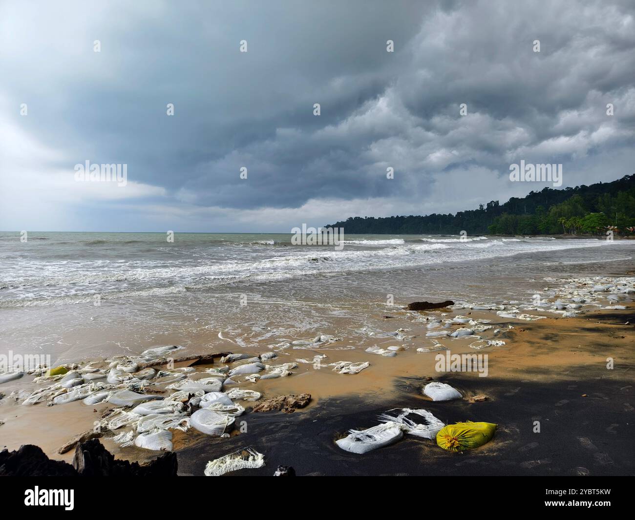 Aerial plastic trash ocean hi-res stock photography and images - Alamy