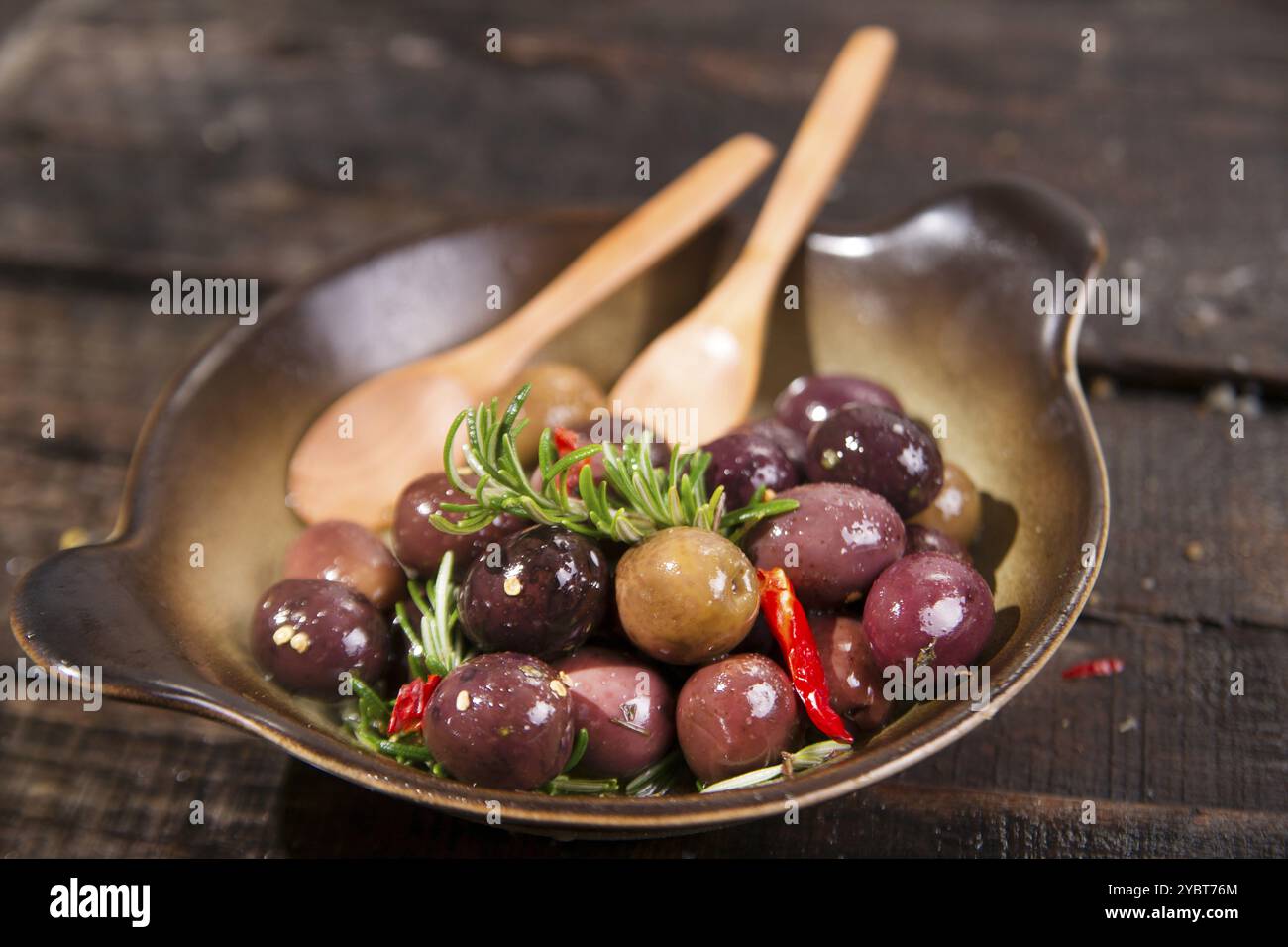 Italian food, snack of olives in brine presented in flat Stock Photo ...