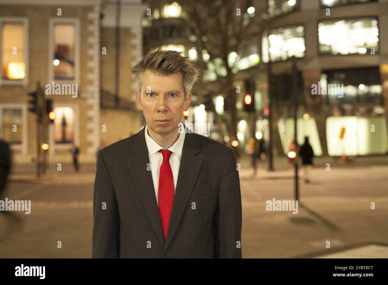 Working standing looking crowd hi-res stock photography and images - Alamy