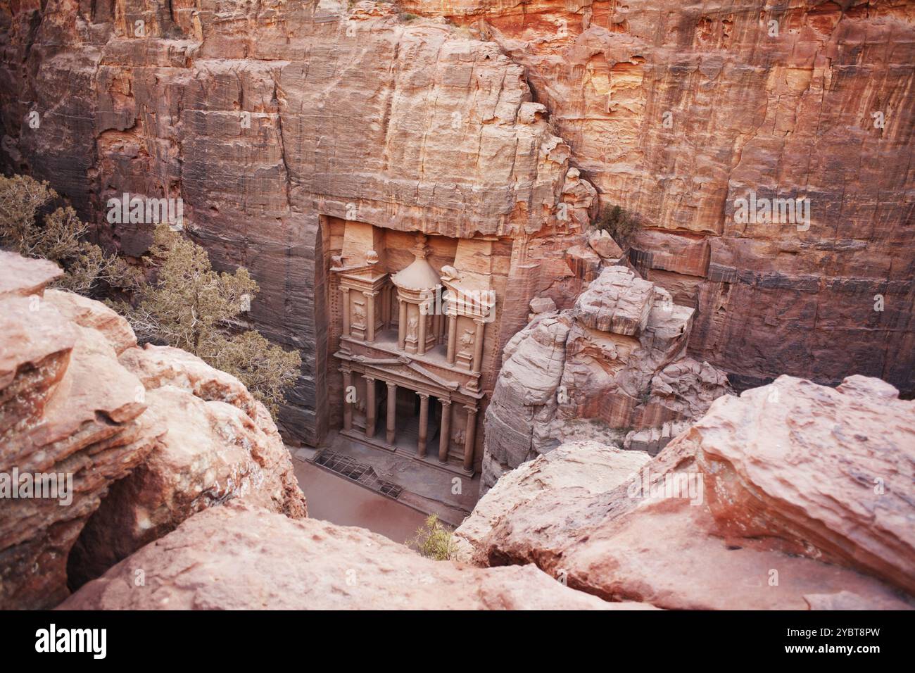 Elevated view of the Treasury at Petra Stock Photo - Alamy