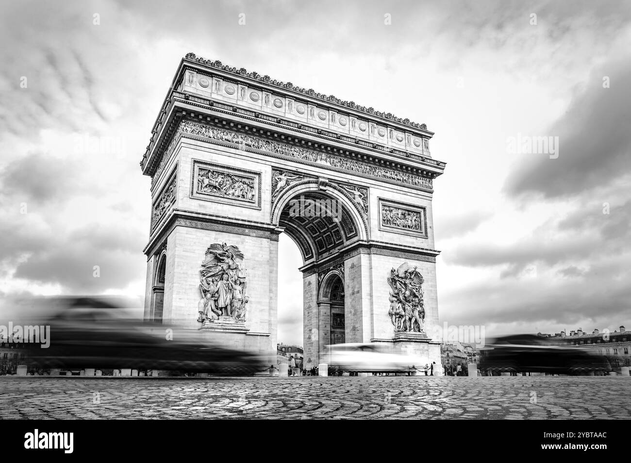 The busy roundabout in front of the Arc de Triomphe de l'Etoile in ...
