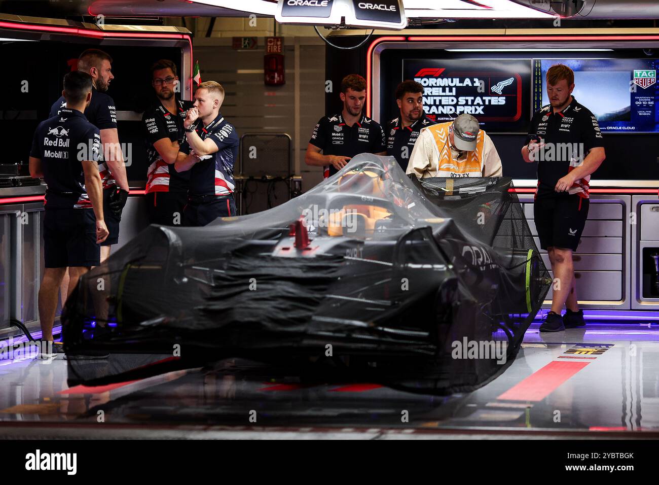 Scrutineer marshall inside the box, scrutineering, verifications ...