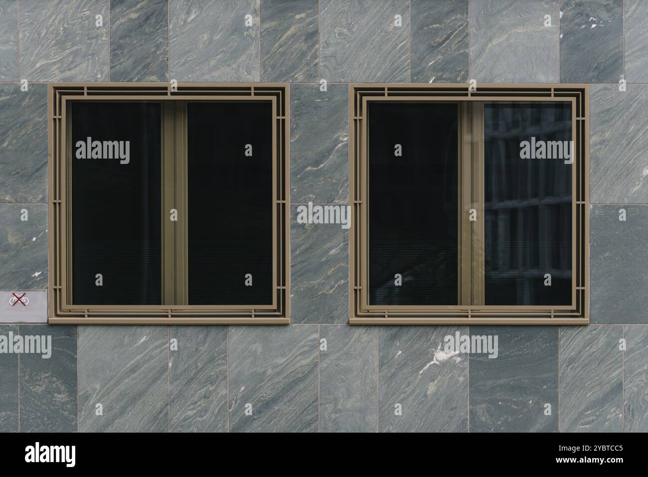 Wall symmetry hi-res stock photography and images - Alamy