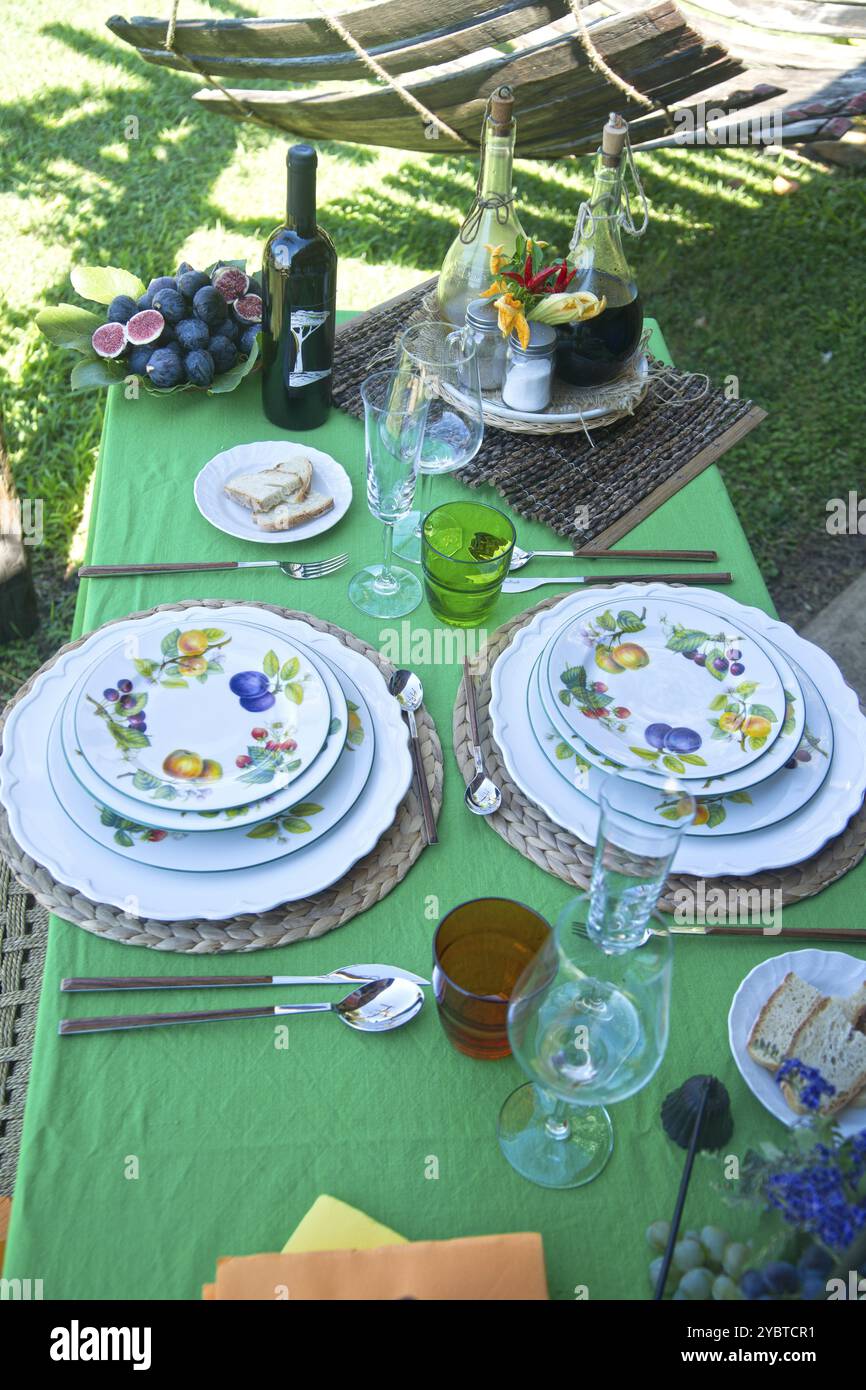 Setting out dishes hi-res stock photography and images - Alamy