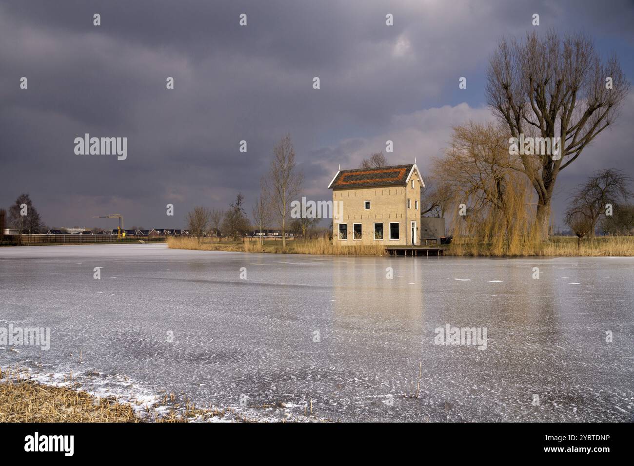The Appel House is a monumental barn along the Alblas River on the Hof ...