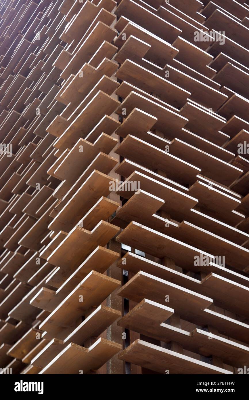 Perimeter wall of building built in wooden boards Stock Photo - Alamy