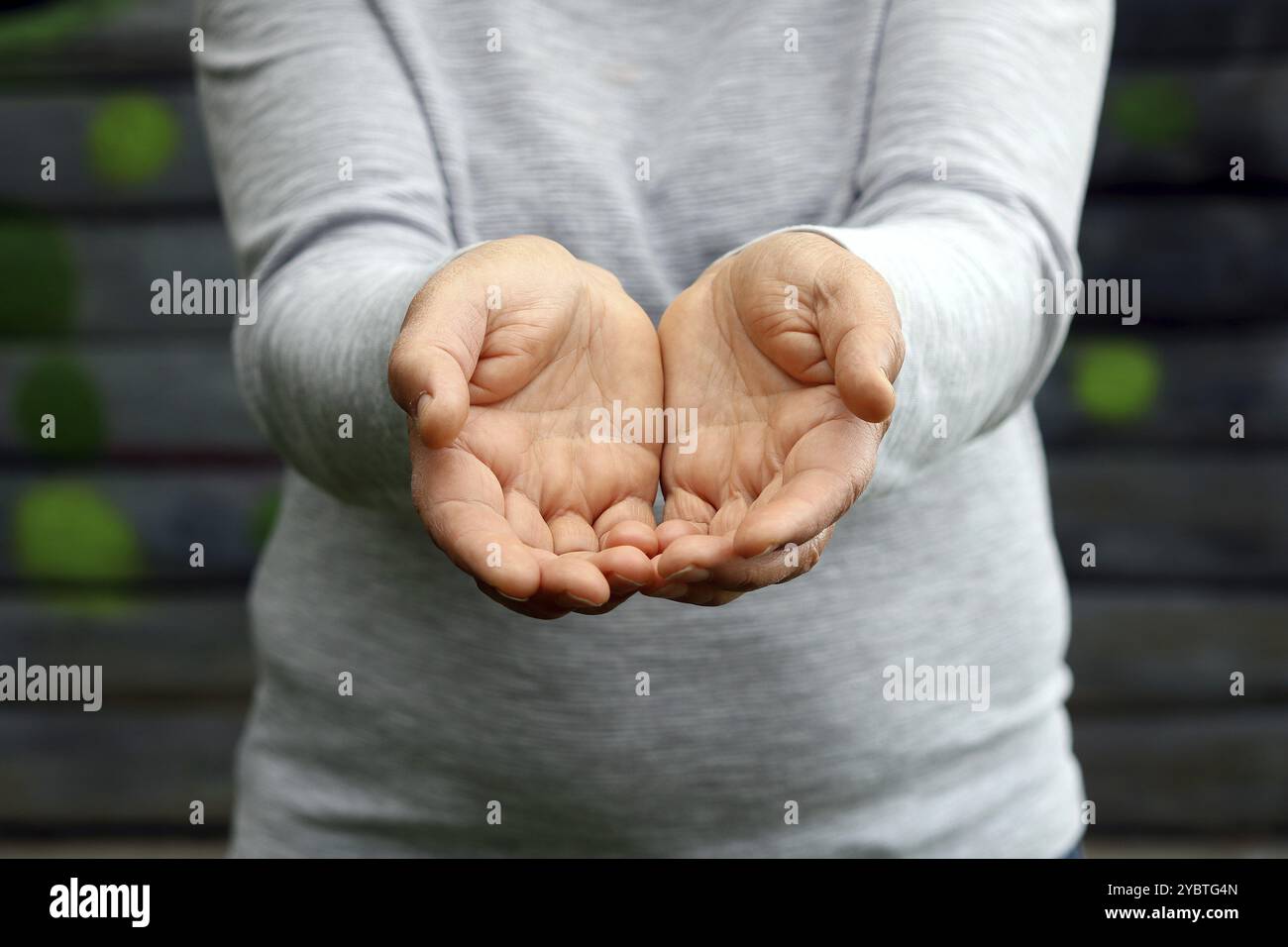 Two hands that give Stock Photo - Alamy