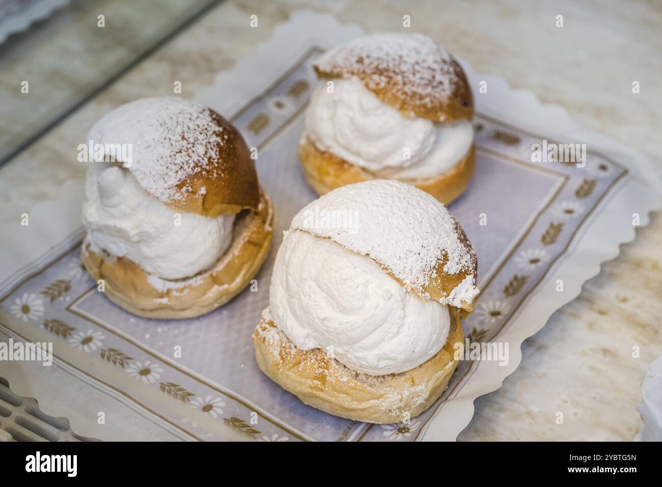 Sweet buns with cream in the window of a bakery. Bamba de Nata a ...