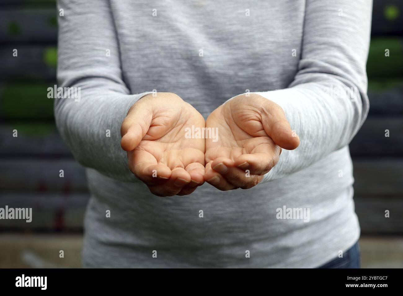 Hands to give hi-res stock photography and images - Alamy