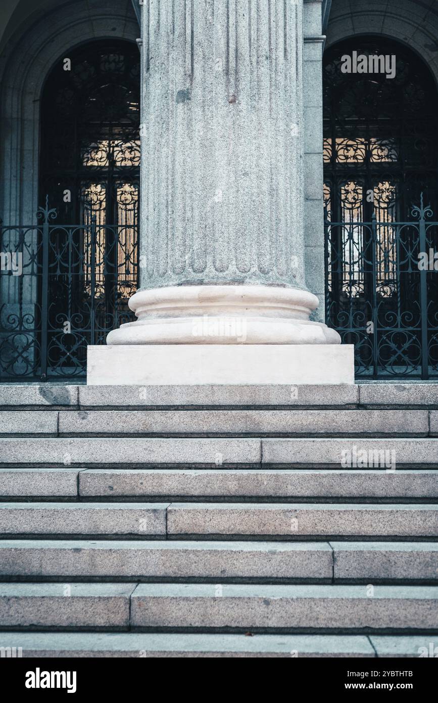 Column ends hi-res stock photography and images - Alamy