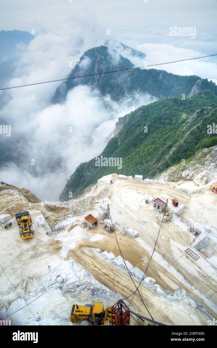 Marble quarries apuan alps hi-res stock photography and images - Alamy