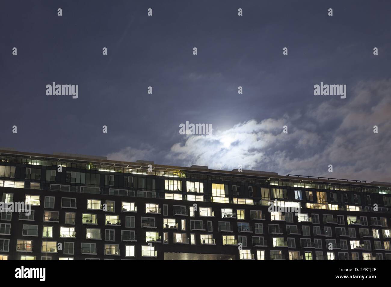 Low modern structure hi-res stock photography and images - Alamy
