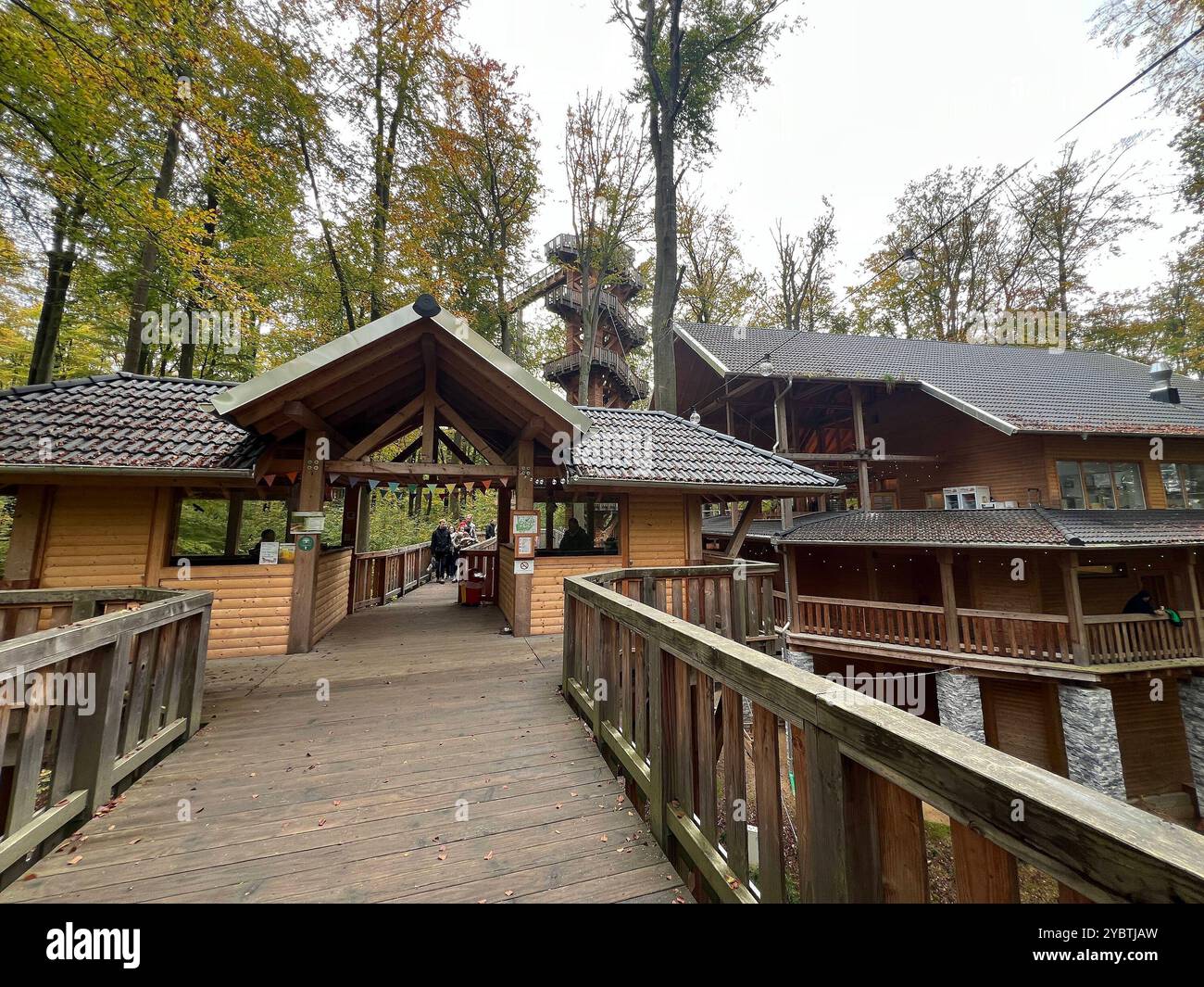 Kassenhäuschen und Lodge am Eingang zum Baumwipfelweg im Wald bei Bad ...