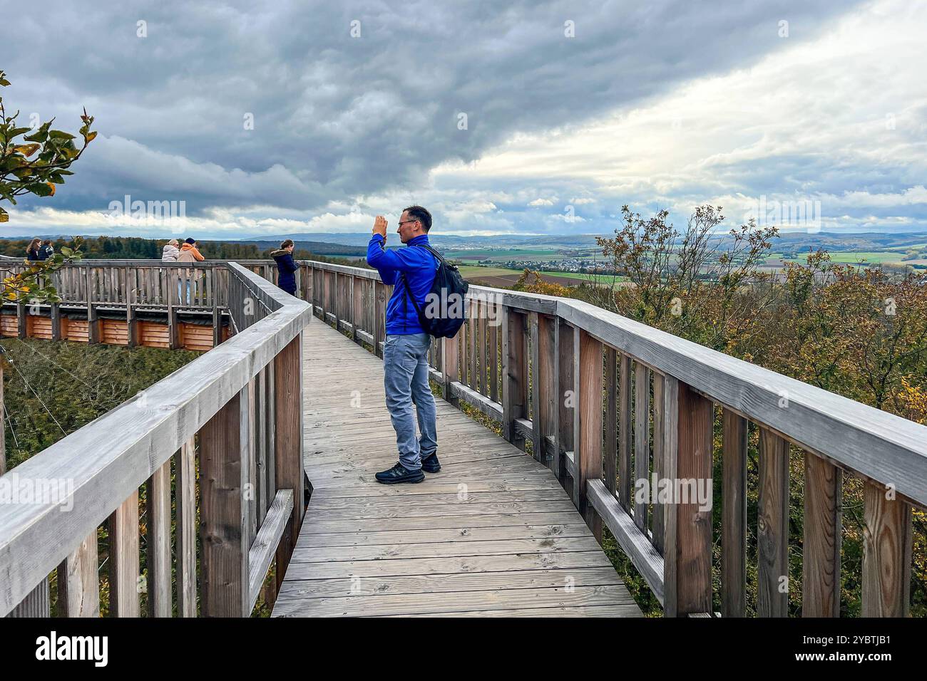 Besucher auf dem Aussichtsturm des Baumwipfelweg im Wald bei Bad ...