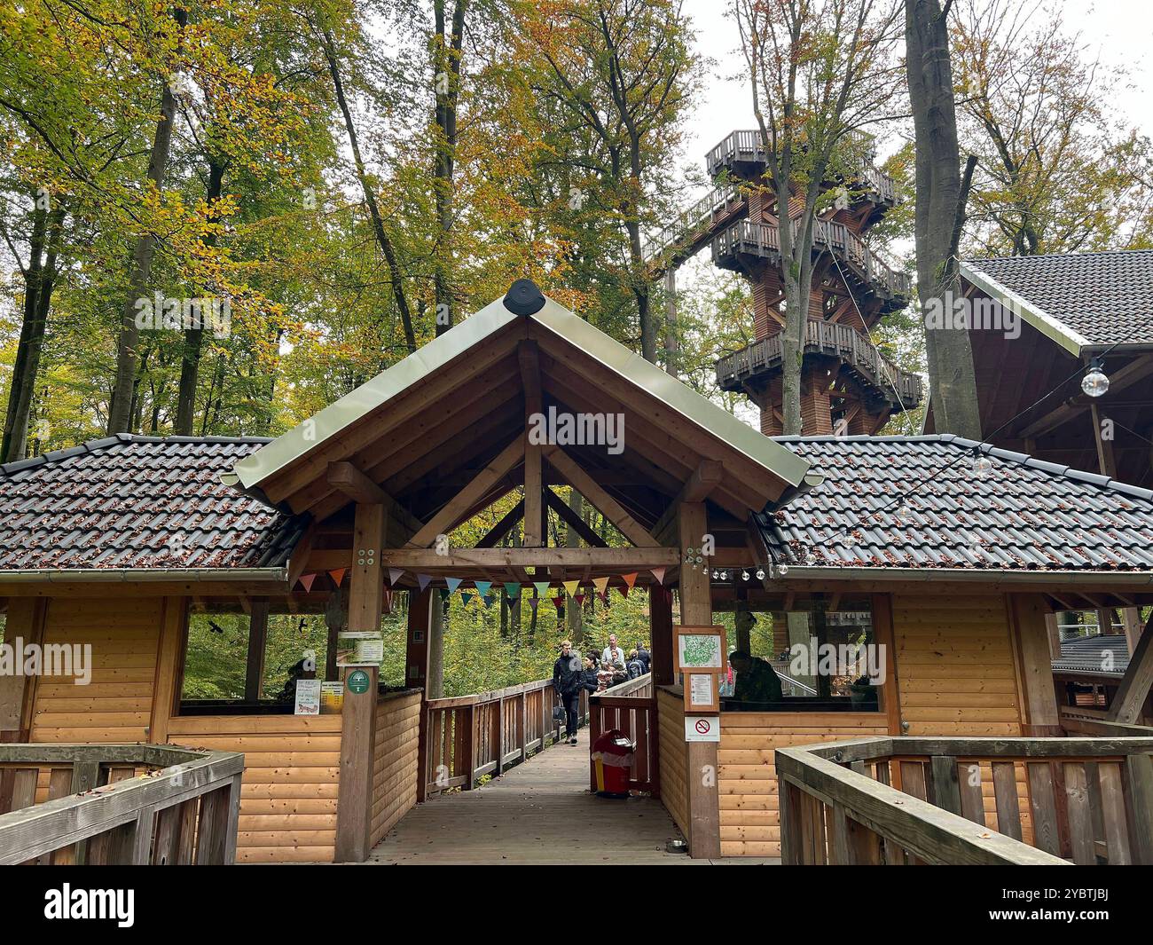 Kassenhäuschen am Eingang zum Baumwipfelweg im Wald bei Bad Camberg ...