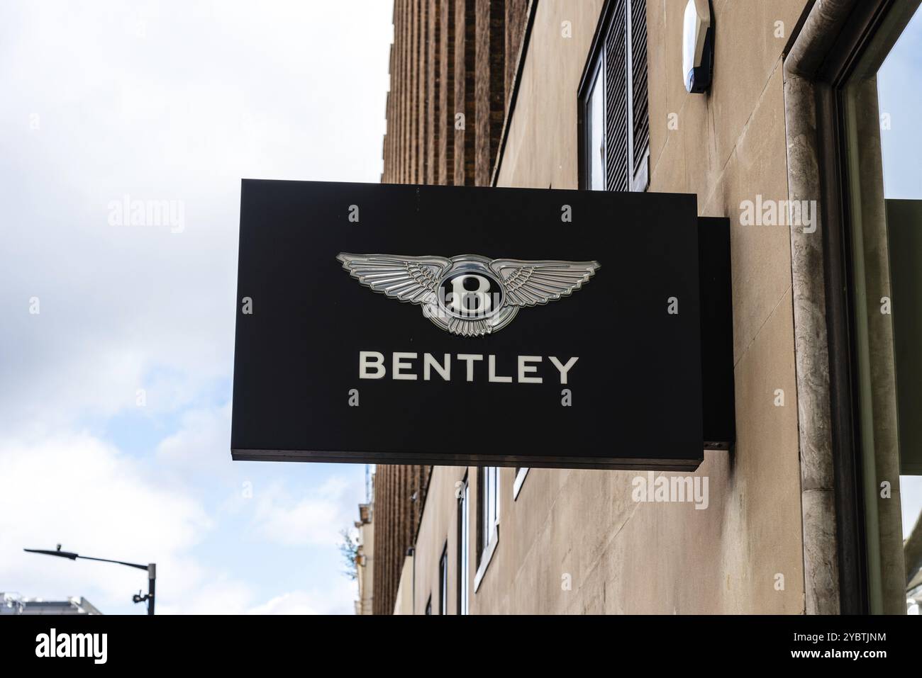 Logo of the car brand bentley hi-res stock photography and images - Alamy