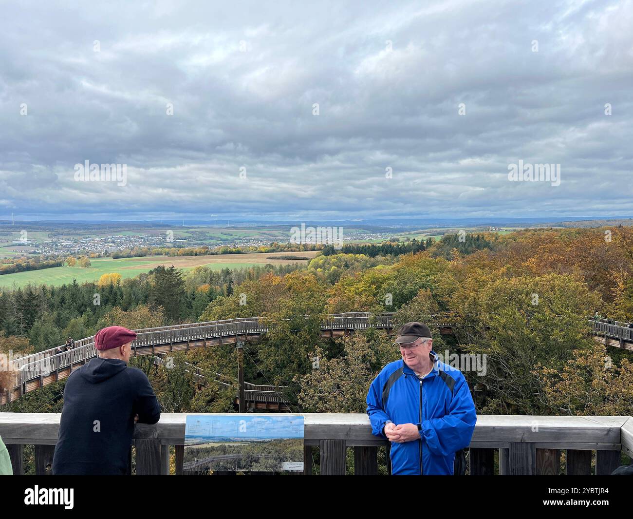 Besucher auf dem Aussichtsturm des Baumwipfelweg im Wald bei Bad ...