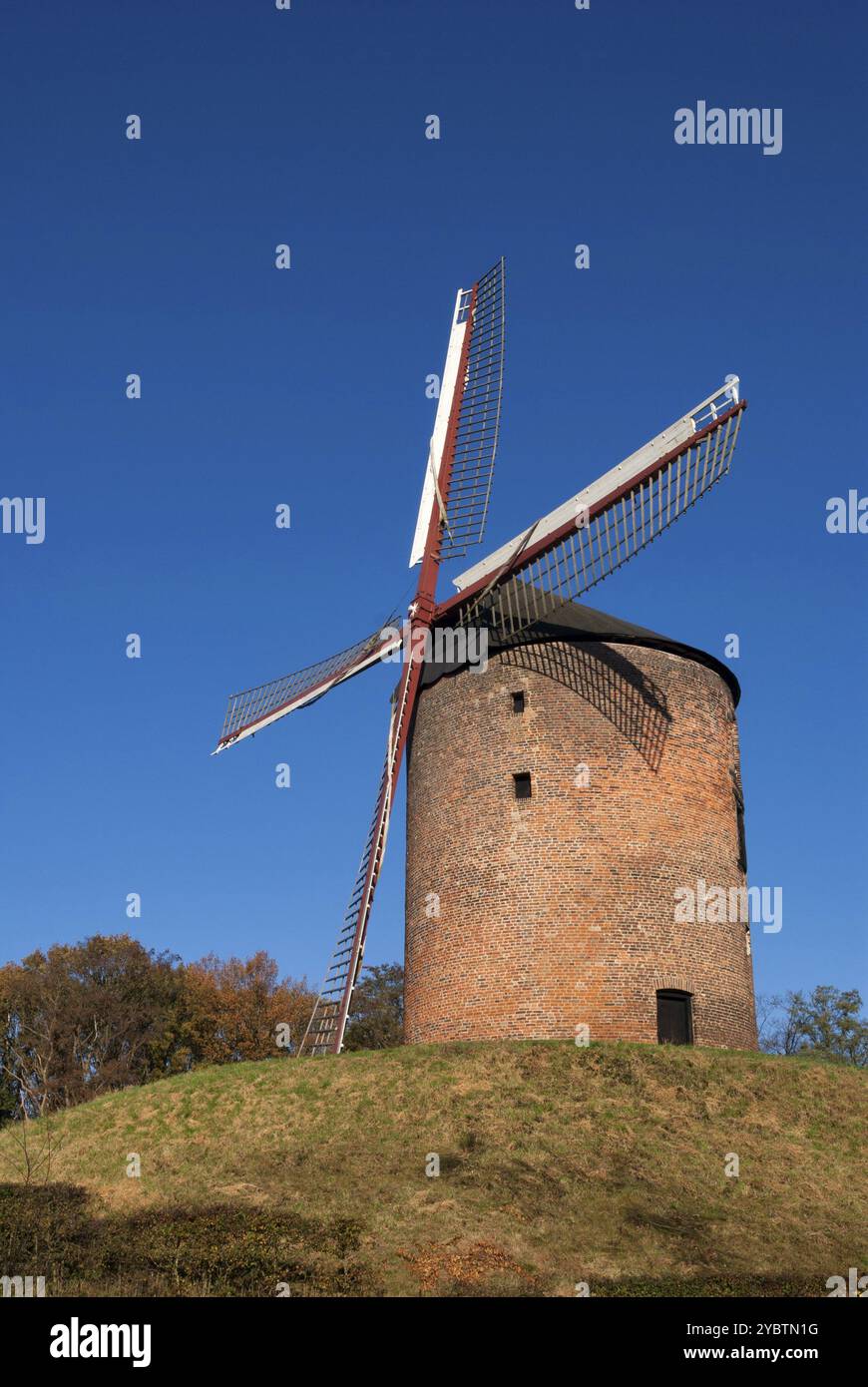 The Grafelijke Korenmolen is a tower mill in Zeddam. The mill may have ...