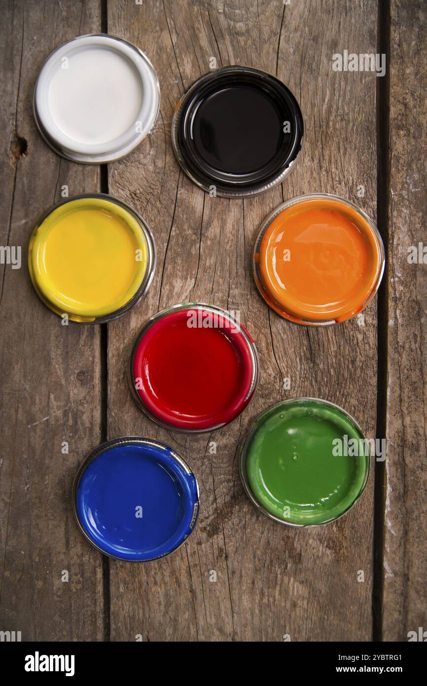 Presentation of a series of cans of paint of various colors Stock Photo ...