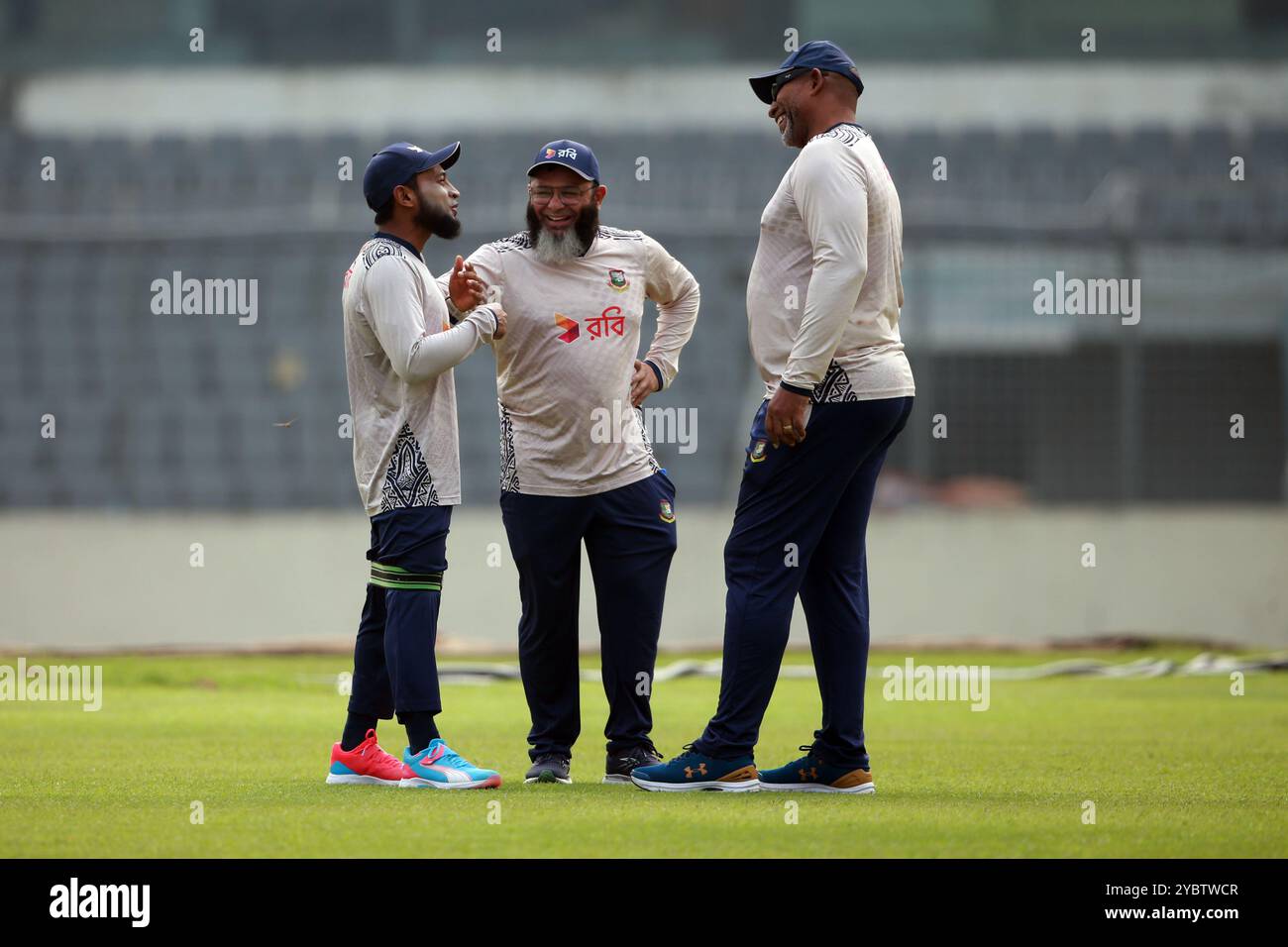 From left Mushfiqur Rahim, Mushtak Ahmed and Head coach Phil Simmons ...