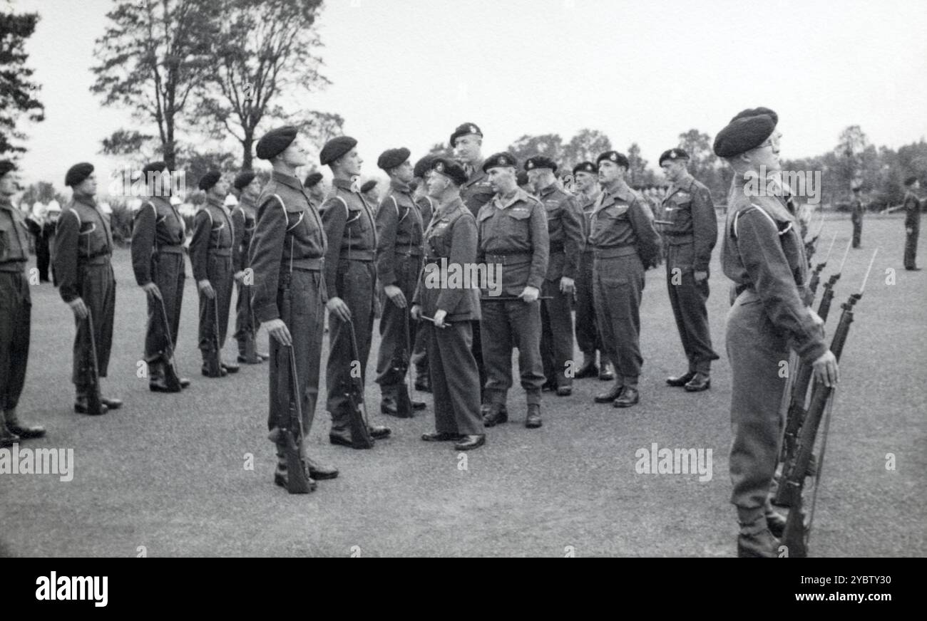 Royal navy officers cap badge hi-res stock photography and images - Alamy
