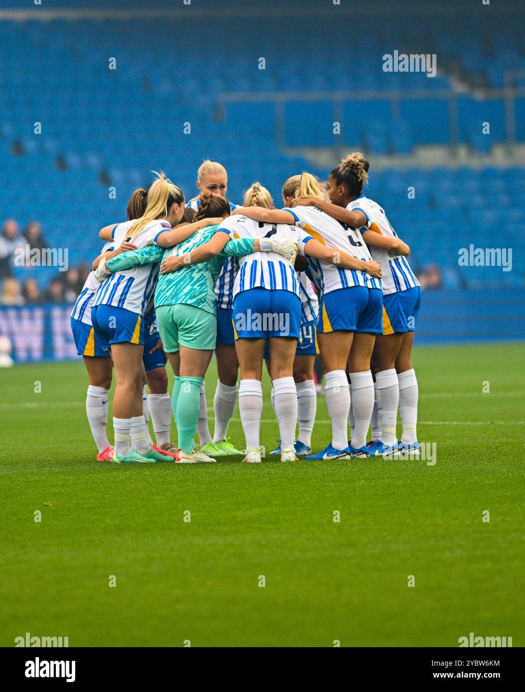 American soccer players hugging hi-res stock photography and images - Alamy