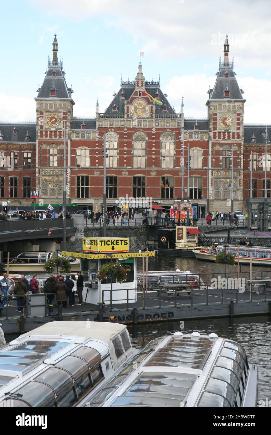 Amsterdam canal and Central Rail Railway station Amsterdam Stock Photo ...