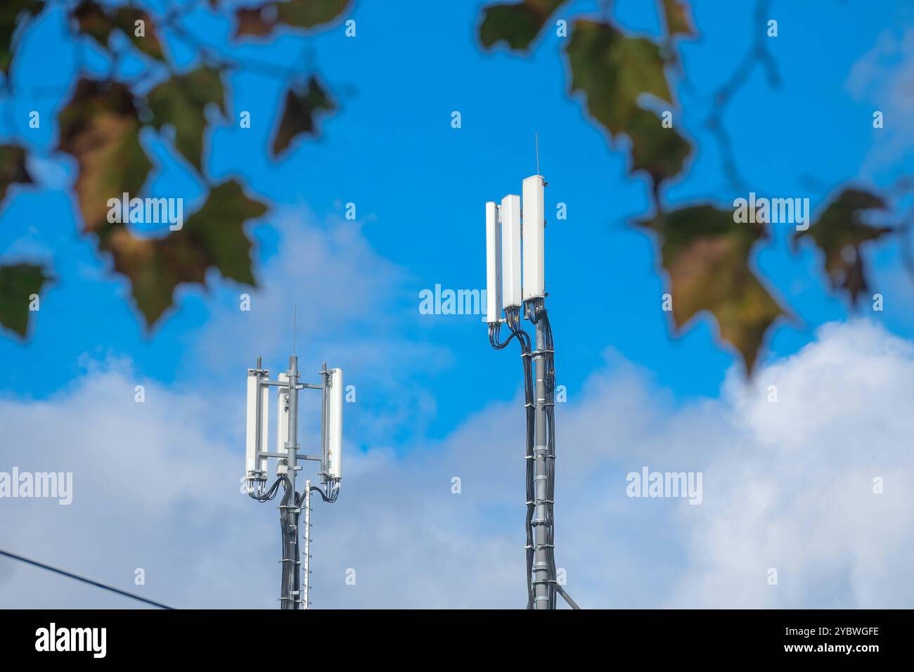 Mobile antenne strahlung hi-res stock photography and images - Alamy