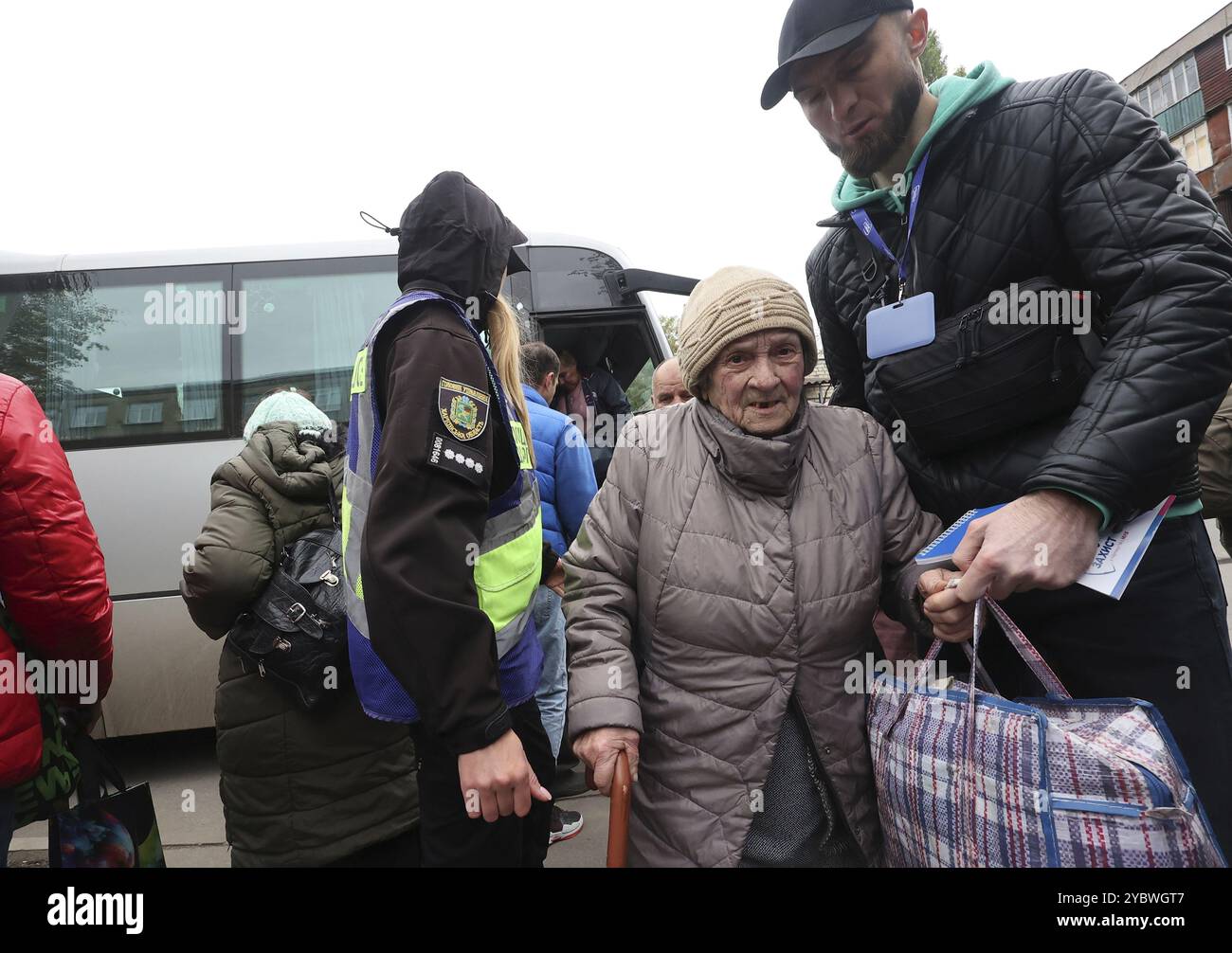 Non Exclusive: KHARKIV, UKRAINE - OCTOBER 17, 2024 - A volunteer ...