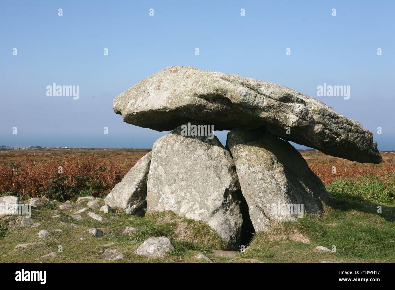 Chun Quoit - Burial Chamber (Dolmen Stock Photo - Alamy