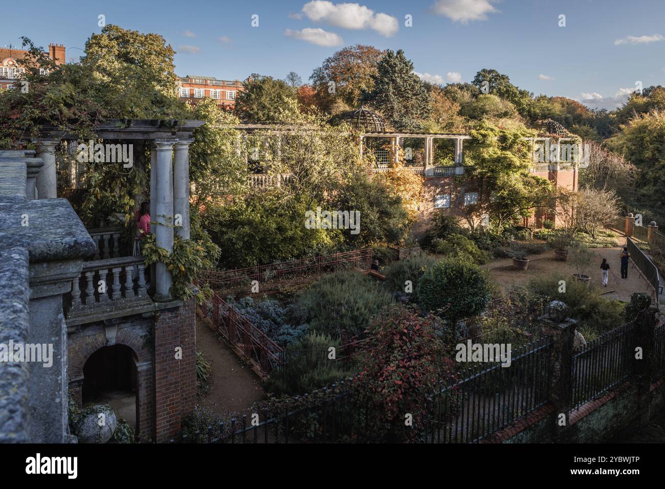 Beautiful autumn landscape in London's Hill Garden and Pergola in ...