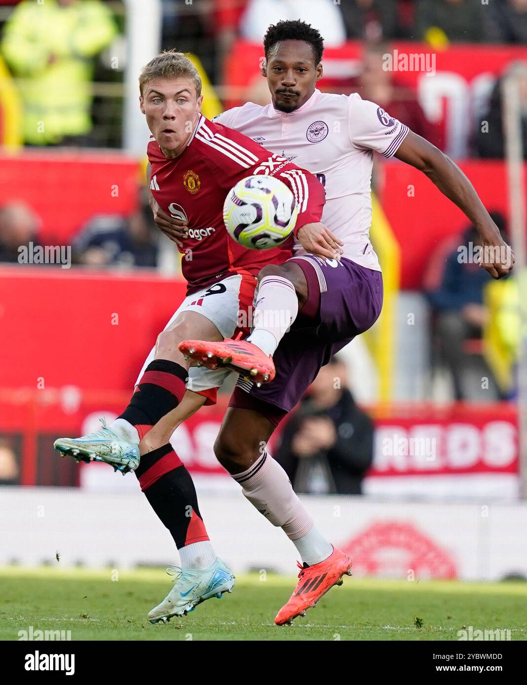 Manchester, England, 19th October 2024. Rasmus H¿jlund of Manchester United (L) is challenged by ...