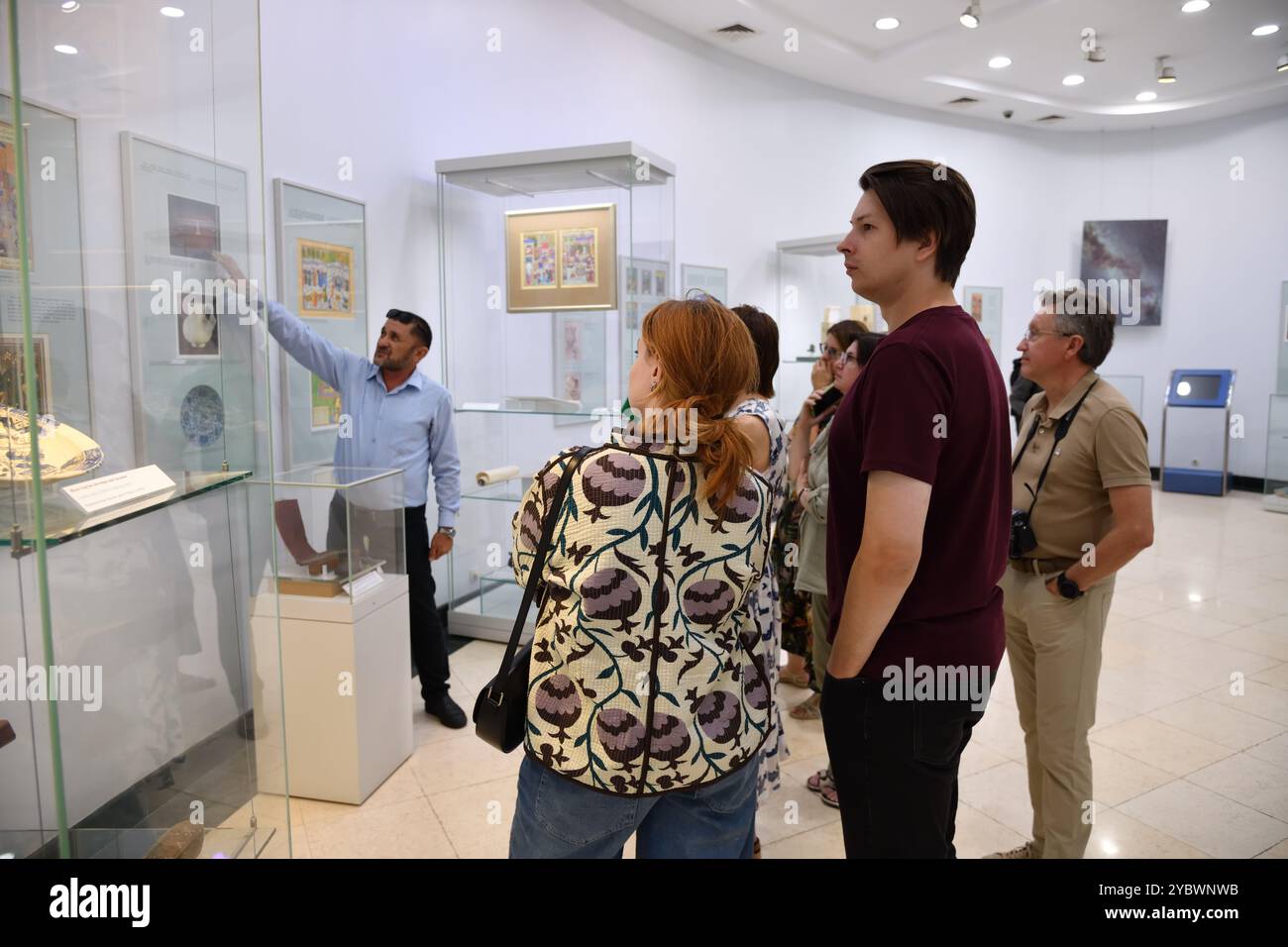 Samarkand, Uzbekistan - Sept 10, 2024: Excursion group of tourists in ...