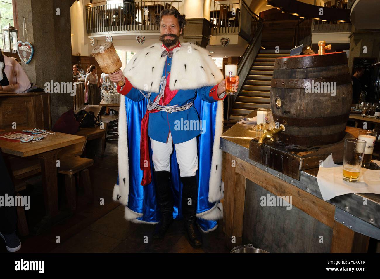 König Ludwig II Josef Daser zapft ein Fass Hacker-Pschorr an ...