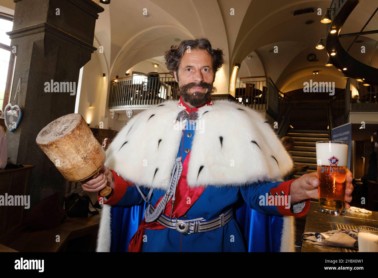 König Ludwig II Josef Daser zapft ein Fass Hacker-Pschorr an ...