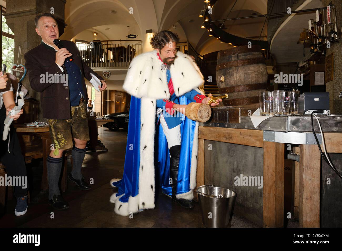 V.L. Tobias Ranzinger Moderator und König Ludwig II Josef Daser zapft ...