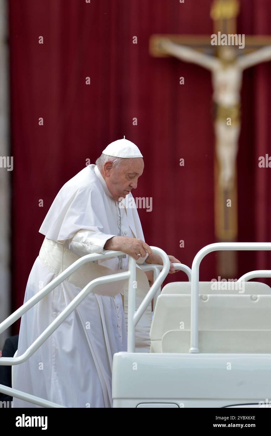 Vatican City State, Vatikanstadt. 20th Oct, 2024. Pope Francis presides ...
