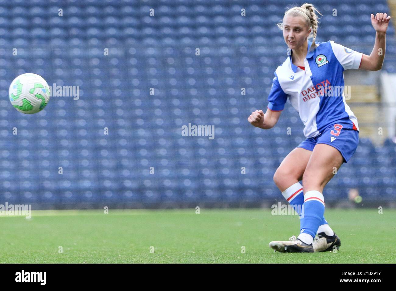 Blackburn, UK. 20th Oct, 2024. Ewood Park, Blackburn, England, October 20th 2024: Hannah Luke (3 ...