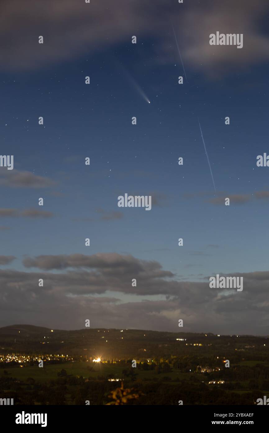 Comet (Tsuchinshan-ATLAS) over the Vale of Clwyd with a train of ...